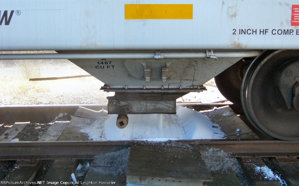 OCCX 2403 (ex-DOWX 2403) unloading